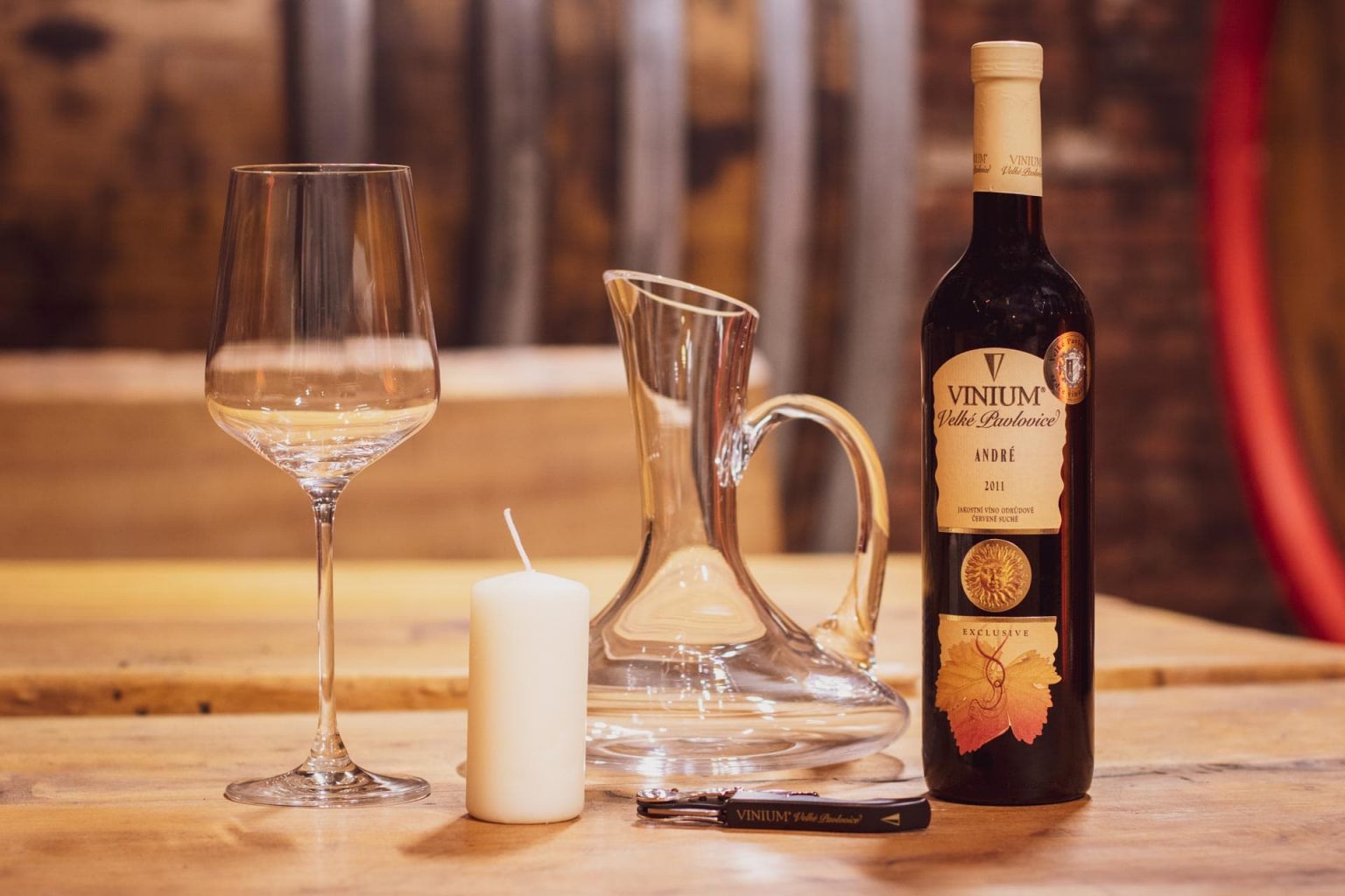 Dekantace vína – Proč dekantovat a jak na to? | VINIUM Velké Pavlovice