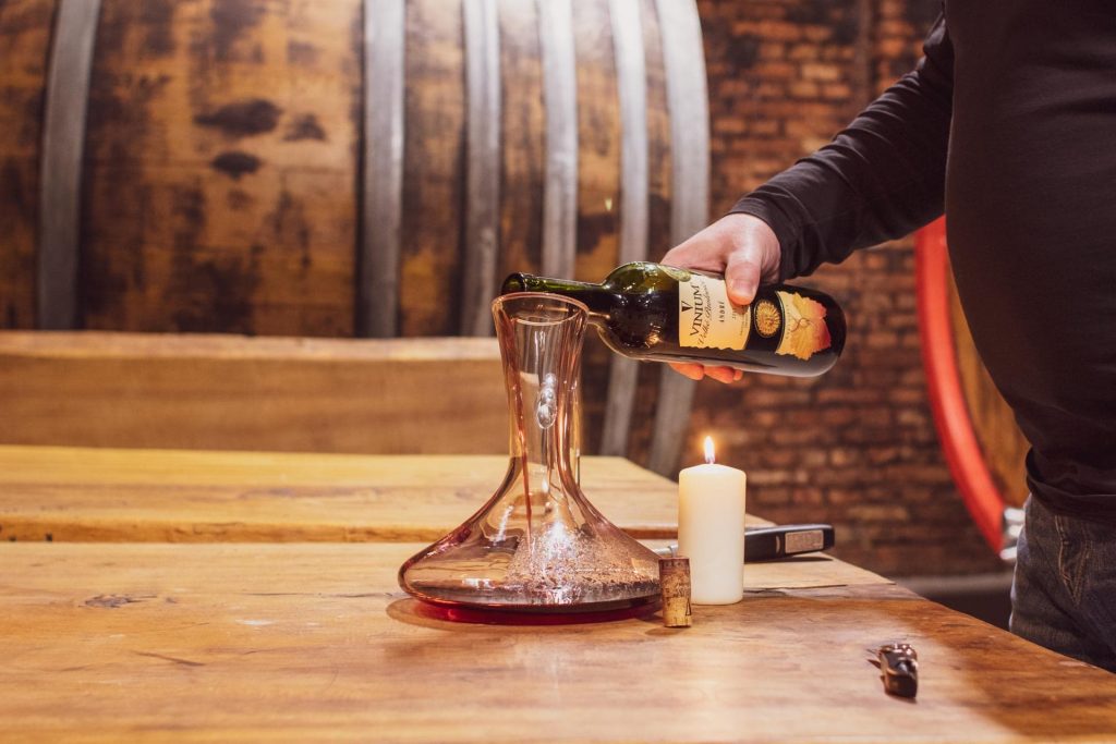 Dekantace vína – Proč dekantovat a jak na to? | VINIUM Velké Pavlovice
